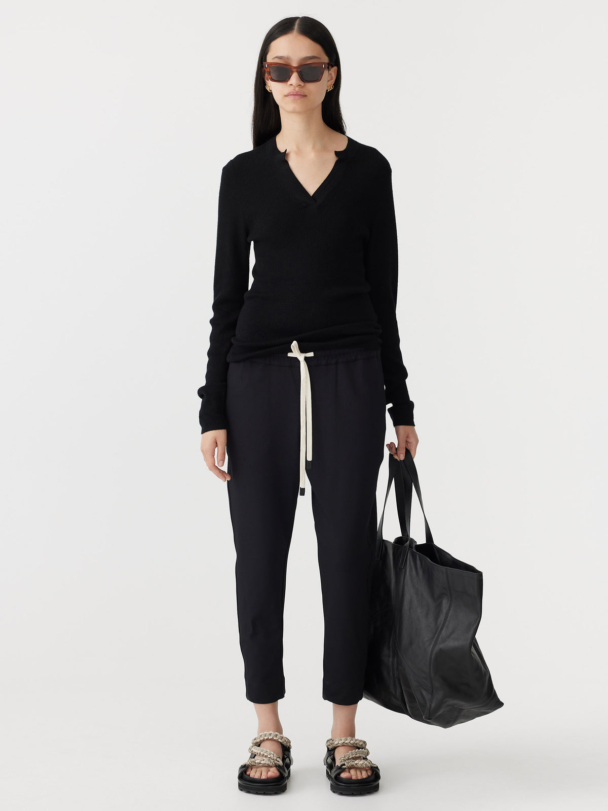 stretch twill tapered pant in black